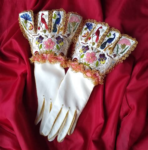 Sixteenth Seventeenth Century Gauntlet Gloves Alison Cole Embroidery