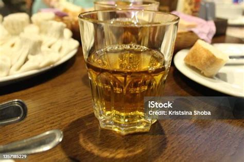 카페 레스토랑에서 클로즈업 유리에 사과 주스 천연 음료 음료 0명에 대한 스톡 사진 및 기타 이미지 0명 갈색 건강한 생활방식 Istock