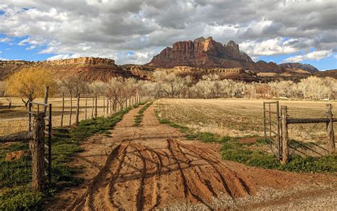 유타 주 록빌의 버진 강을 따라 있는 목초지 자이언 국립공원을 배경으로 봄 같은 구름이 떠오르는 모습 0명에 대한 스톡 사진 및 기타 이미지 Istock