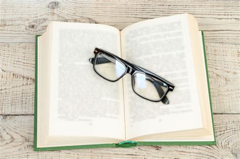 펼쳐진 책 양장본 책 나무 탁자 위의 안경 학교로 돌아 가기 교육 텍스트 공간을 복사합니다 0명에 대한 스톡 사진 및 기타 이미지 Istock