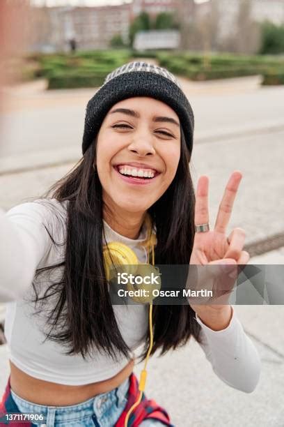 미소를 지으며 손가락으로 평화 표지판을 만드는 동안 어린 라티나의 셀카 셀카에 대한 스톡 사진 및 기타 이미지 셀카 여자 한 명의 여자만 Istock