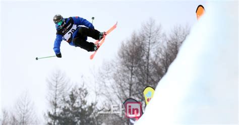 포토 멋진 프리스타일 스키 경기