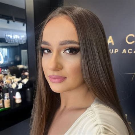 𝑨𝒍𝒆𝒙𝒂𝒏𝒅𝒓𝒂 𝑼𝒔𝒖𝒓𝒆𝒍𝒖 Alexandra Usurelu • Threads Say More