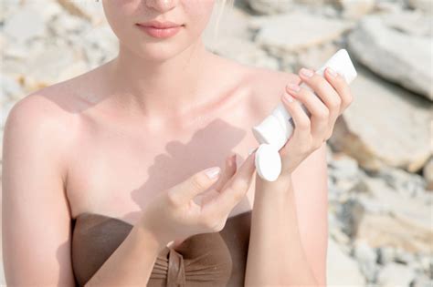 자외선 차단제 로션을 적용 하는 클로즈업 일레번 여자 병에서 자외선 차단제를 붓습니다 건강한 생활방식에 대한 스톡 사진 및 기타