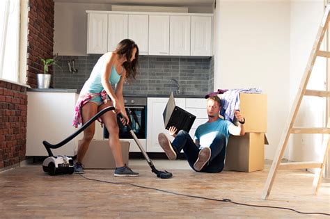 그녀의 화가 남자 친구에서 진공 청소기로 청소 하는 여자 Brand Name Video Game에 대한 스톡 사진 및 기타 이미지 Brand Name Video Game