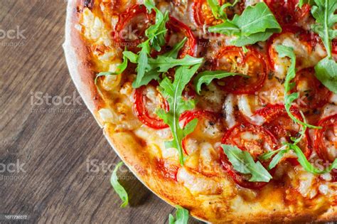 모 짜 렐 라 치즈 토마토 후추 향신료와 신선한 Arugula와 채식 피자 이탈리아 피자입니다 피자 마르게리타 또는 나무 테이블 배경에 마가리타 0명에 대한 스톡 사진 및