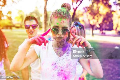 Gadis Cantik Menyentuh Kacamata Dengan Ujung Jarinya Festival Holi