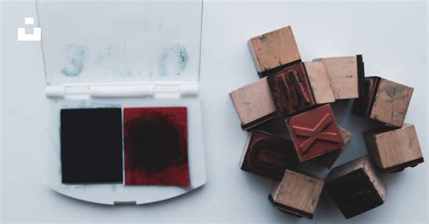 흰색 둥근 컨테이너에 갈색 나무 블록 사진 Unsplash의 무료 가구 이미지