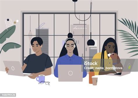 사무실에서 책상을 공유하는 국제 동료 팀 직장에서 다양한 밀레니얼 세대 경영자에 대한 스톡 벡터 아트 및 기타 이미지 경영자 광각 남성 Istock