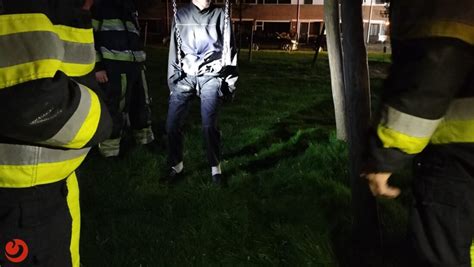 17 Jarige Jongen Vast In Schommel Brandweer Komt In Actie 112 Fryslân
