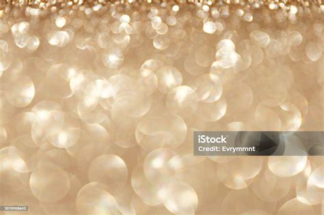 골든 스파클 반짝이 Bokeh 효과 및 Selectieve 초점 밝은 골드 빛 샴페인 거품 축제 배경 크리스마스 분위기 개념입니다 복사 공간 가까이 질감 평면도 0명에 대한