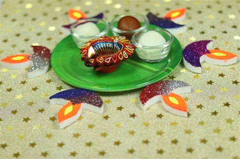 디파왈리 디파발리 디왈리 그린 플레이트의 디야 과자와 황금색 노란 배경장식 기념일에 대한 스톡 사진 및 기타 이미지 기념일 꽃 식물 다중 색상 Istock