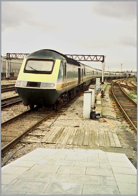 Ein First Hst 125 Class 43 Erreicht Den Bahnhof Von Cardiff Central