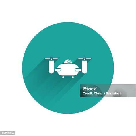 긴 그림자로 격리 된 액션 비디오 카메라 아이콘으로 비행 하는 흰색 무인 항공기 비디오 및 사진 카메라 기호쿼드로 콥터 녹색 원 버튼입니다 벡터 일러스트레이션 0명에 대한