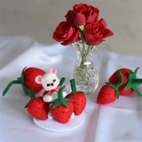 3in Strawberry Patch Mouse Annalee Dolls