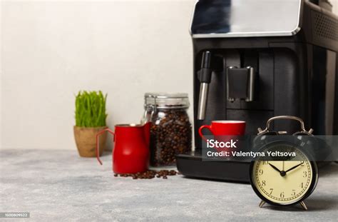 커피 머신의 배경에 알람 시계 아로마 커피 한 잔과 커피 머신을 배경으로 식탁에 놓인 검은색 알람 시계 쾌활한 아침 개념 장소 0명에 대한 스톡 사진 및 기타 이미지