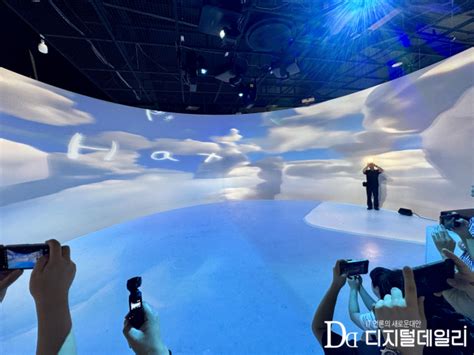 [현장에선] ‘황홀한 타임슬립…`엡손 신규 4k 프로젝터`로 그린 미디어아트 디지털데일리