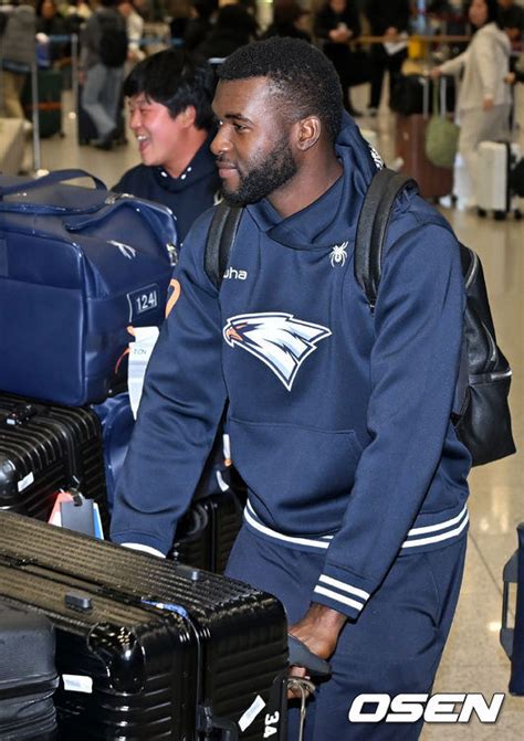 한화 외국인 타자 플로리얼입국하며 미소 활짝