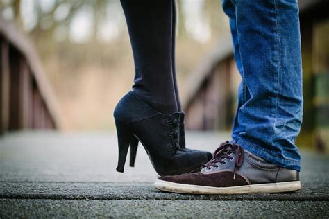 Primer Plano De Una Mujer Pisando Los Pies De Un Hombre · Foto De Stock