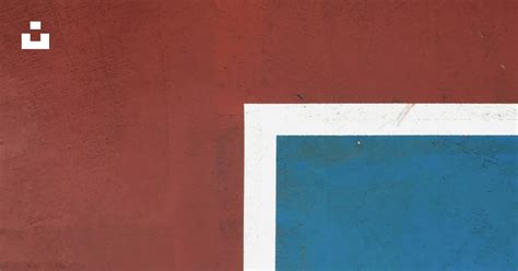 중간에 파란색 사각형이 있는 빨간색 벽 사진 Unsplash의 무료 갈색 이미지