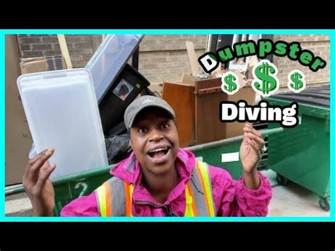 Dumpster Diving FRANTICALLY Trying To GRAB Tons Of STUFF BEFORE SECURITY COMES In