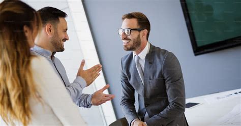 현대 사무실에서 비즈니스 사람들 회의 및 회의 사진 Unsplash의 세르비아 이미지