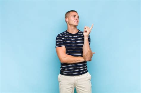 Hombre Rubio Sonriendo Felizmente Y Mirando Hacia Los Lados