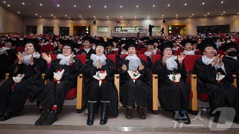 즐거운 만학도들의 졸업식 뉴스1