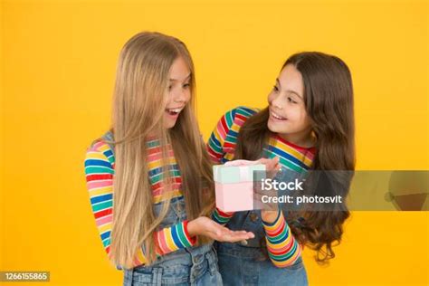 그래서 선물에 감동 정말 고마워요 친구에게 선물 상자를 주는 아이 아이 소녀는 선물을 기쁘게 소녀들은 생일을 축하합니다 쇼핑 과 휴일 아이 행복 생일 선물을 사랑 해요 꿈이