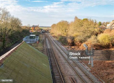 위에서 노리치 철도 노선에 리드햄을 따라 볼 수 있습니다 밝고 화창한 겨울 아침에 포착 0명에 대한 스톡 사진 및 기타 이미지 0명 가로수 교통수단 Istock