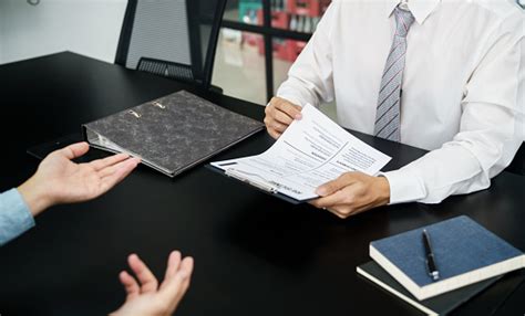 사무실 비즈니스 및 인적 자원 개념에서 면접 중에 이력서를 읽는 심사관 사무실에 대한 스톡 사진 및 기타 이미지 사무실 채용 2명 Istock