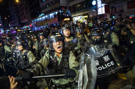 端傳媒 Initium Media On Twitter 至晚上11時36分左右，再有三名男子在通菜街被捕。11點57分左右，彌敦道旁的