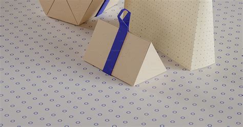 테이블에 파란색 손잡이가 있는 종이 봉지 3개 사진 Unsplash의 제품 이미지