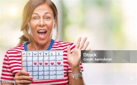 중 년 수석 히스패닉 여자 생리 일정을 잡고 절연 배경 매우 행복 하 고 흥분 상자 식 큰 웃음 소리는 승리를 축 하 하 고 손을 긍정적인 감정 표현에 대한 스톡 사진 및