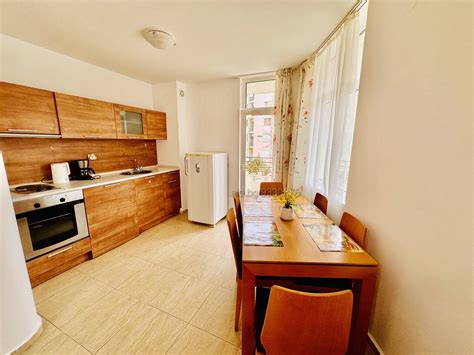 Слънчев бряг Луксозен тристаен с тераса към басейна Сл Бряг Апартамент за нощувки На море