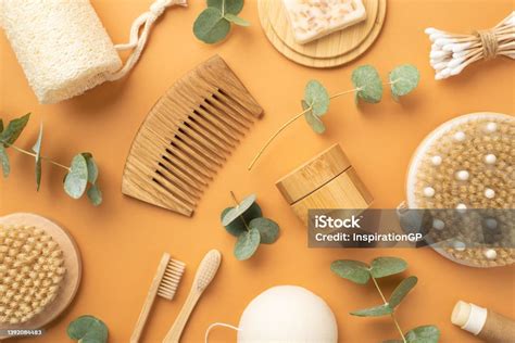 스파 액세서리 안티 셀룰 라이트 수건 나무 헤어 브러시 병과 튜브의 탑 뷰 사진 나무 스탠드 면봉에 화장품 비누와 칫솔과