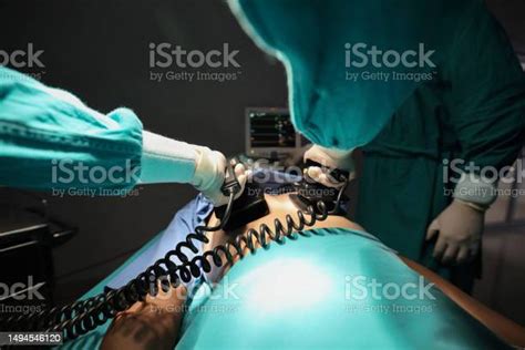 병원 수술실이나 응급실에서 환자에게 제세동기로 심폐소생술을 수행하는 전문 집중 수술팀의 근접 촬영 이미지 수술 개념 심폐소생술에 대한 스톡 사진 및 기타 이미지 Istock