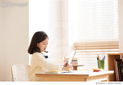 Lefrf17002587 게티이미지코리아 책상에 앉아 공부하는 여자아이 Royalty Free 이미지