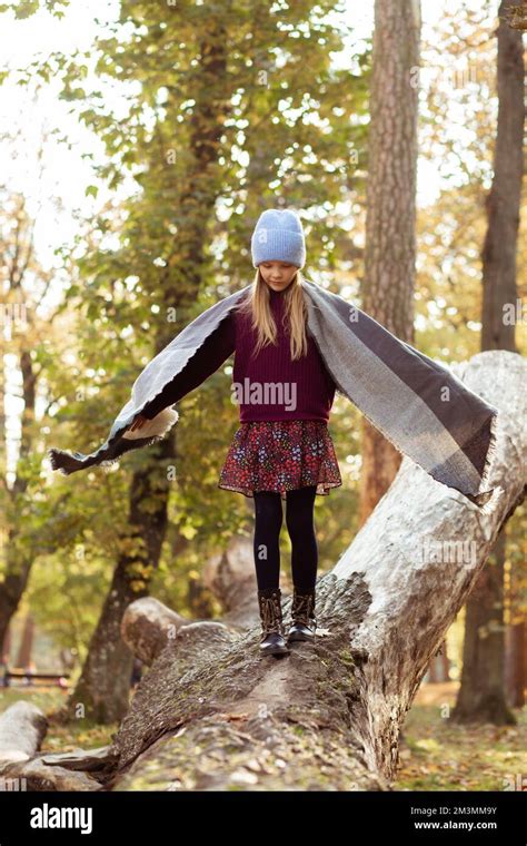 Portrait D Une Jolie Jeune Fille Concentr E Marchant Sur Le Tronc Tomb D Un Vieux Arbre