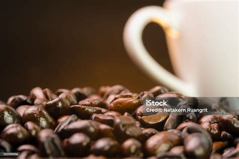 클로즈업 선택적 초점 풍경 로스팅 커피 콩 로스팅 장식에 약간의 연기와 함께 어두운 흐린 검은 색 배경 위의 복사 공간 0명에 대한 스톡 사진 및 기타 이미지 Istock