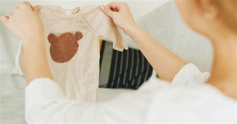 Як вивести плями з дитячого одягу без хімії — Різне