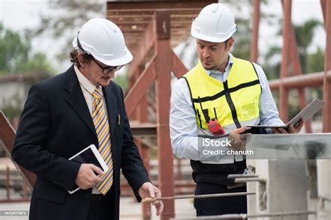 프리캐스트 현장 작업에서 팀 엔지니어와 함께 일하는 초상화 백인 엔지니어 남자 2명에 대한 스톡 사진 및 기타 이미지 2명 40 44세 50 54세 Istock