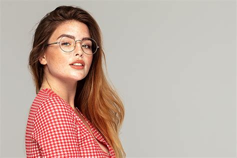 스튜디오에서 포즈를 취하는 주근깨가있는 생강 소녀 감정 20 29세에 대한 스톡 사진 및 기타 이미지 20 29세 감정 개념 Istock