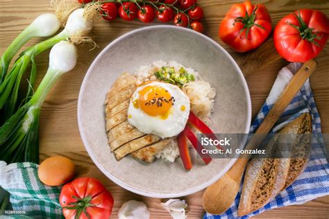 튀긴 계란 양파 고추 및 기타 야채와 함께 데리야키 치킨 돈부리 전형적인 일본 요리 굽기에 대한 스톡 사진 및 기타 이미지