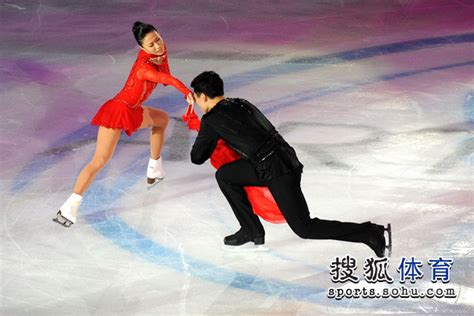 组图：申雪白色婚纱显惊艳 俄罗斯帅哥亲吻新娘 搜狐体育