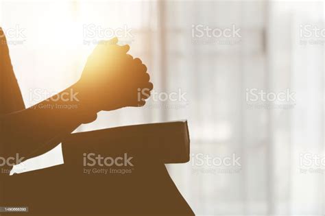 그리스도인의 삶의 위기를 하나님께 드리는 기도 여자 더 나은 삶을 바라는 하나님의 축복을 위해 기도하십시오 여자는 성경으로 하나님께 기도하는 손을 잡았다 용서를 구걸하고