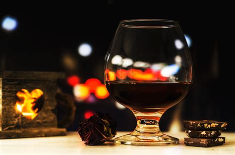 야경 도시와 색상 배경에 브랜디 또는 코냑 장미 초콜렛과 초와 유리의 근접 보기 0명에 대한 스톡 사진 및 기타 이미지 0명 갈색 결정체 Istock
