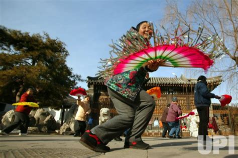 Photo Chinese Women Perform Fan Dance In Beijing Pek2009030208