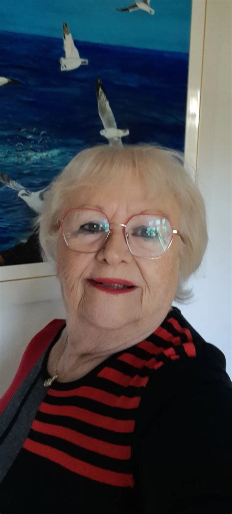 Je Remercie Tous Mes Followers Et Je Vous Souhaite Un Excellent Après Midi Ici Cest Très Gris