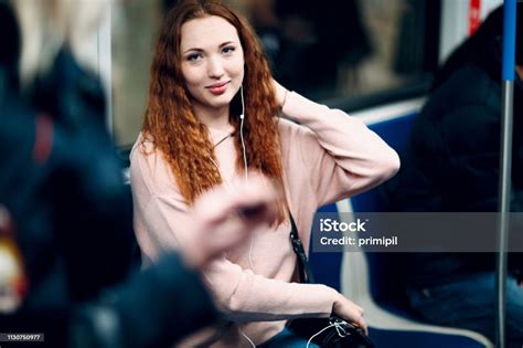 지하철 기차에서 휴대 전화와 긍정적 인 빨간 머리 젊은 여자 감정에 대한 스톡 사진 및 기타 이미지 감정 곱슬 머리 귀여운 Istock